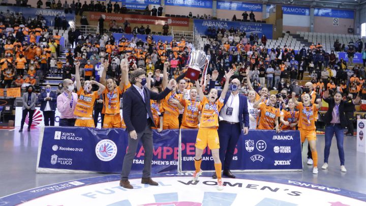 Pescados Rubén Burela FS levantando el trofeo de ganadoras de la Futsal ...